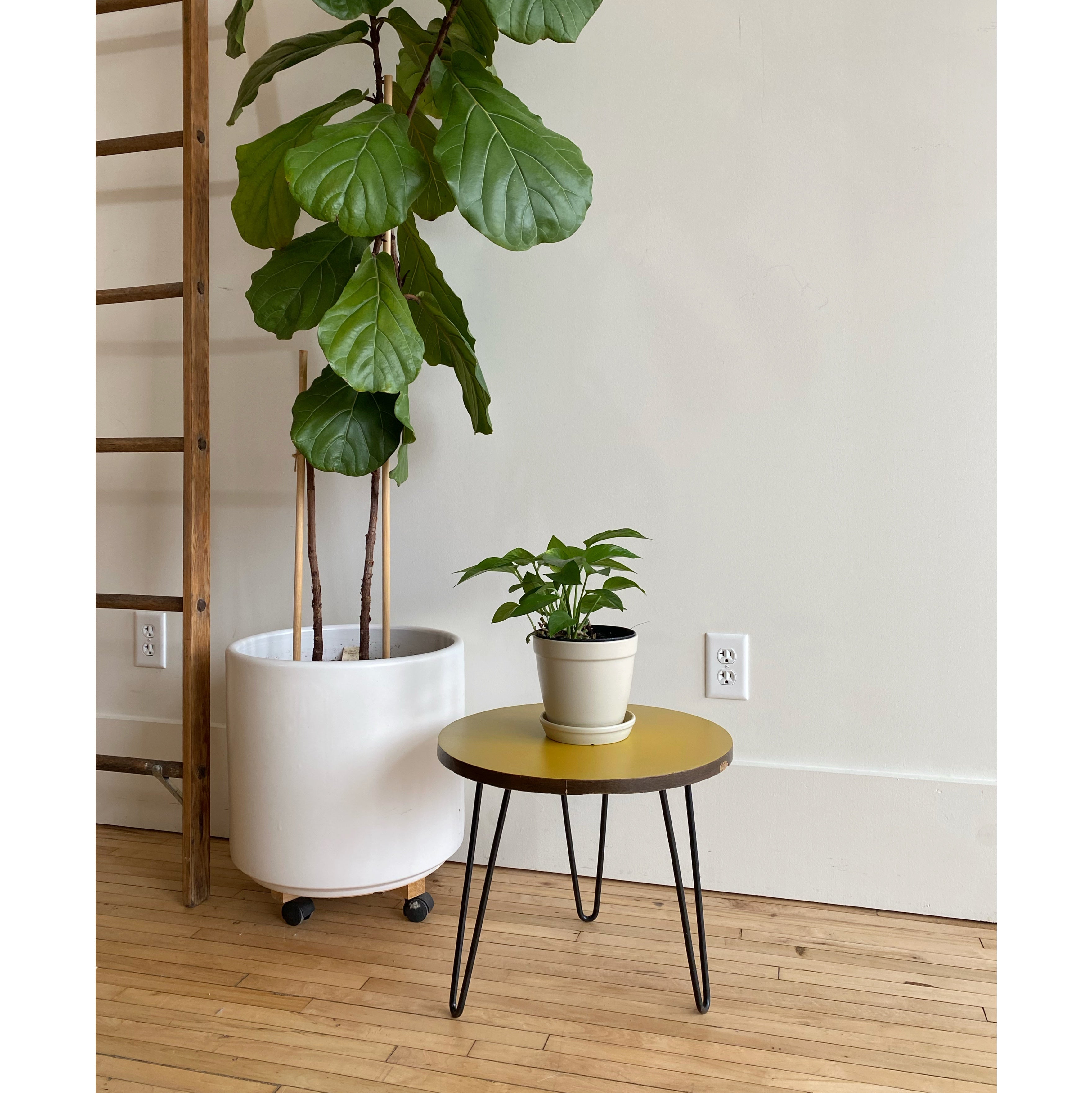 Petite Vintage MCM Round Yellow Table – HAUS THEORY